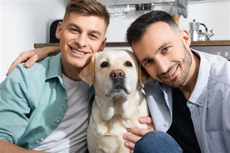 Feliz Familia Del Mismo Sexo Sonriendo Cerca Foto De Archivo Imagen