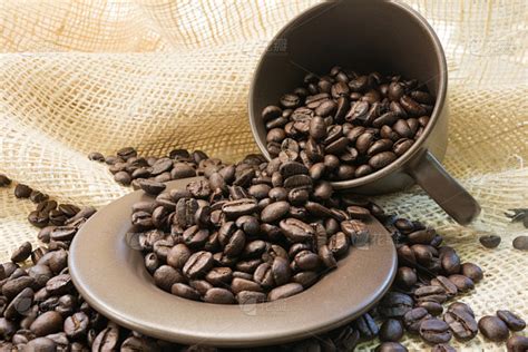 一杯黑烤阿拉比卡咖啡豆