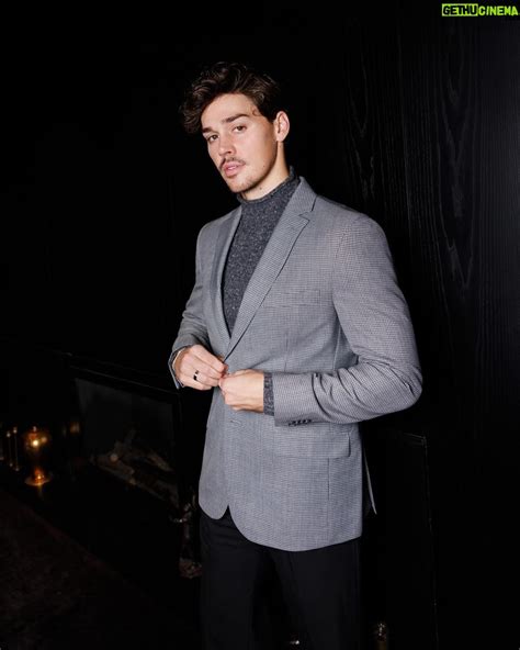 Noah Beck Wiki Biography Age Gallery Spouse And More