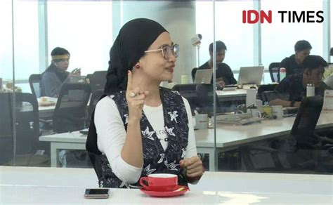 Okky Madasari Ungkap Mitos Jokowi Orang Baik Hingga Netral Idn Times