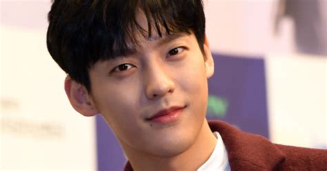 포토 비투비 이민혁 꽃미소와 함게 하트를