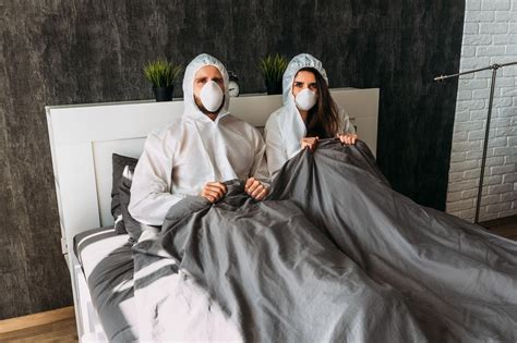 Corona Aktuell Experten Empfehlen Eine Maske Beim Sex Brigitte De