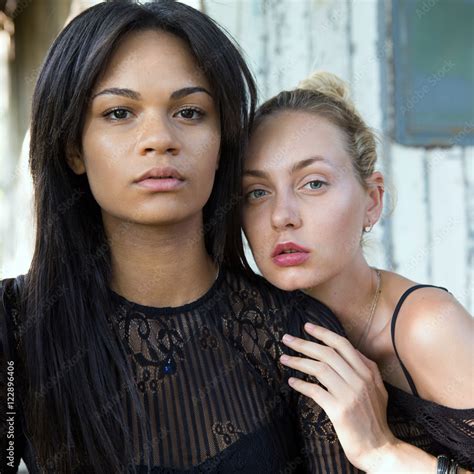 Foto Stock Due Bellissime Ragazze Innamorate Sexy Adobe Stock