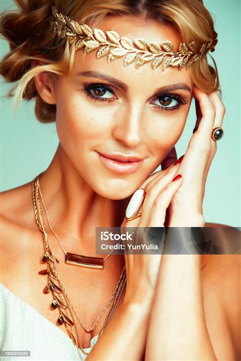 젊은 금발여자 처럼 입고 고대 그리스 신들 골드 보석 닫기 고립 된 아름 다운 소녀 손 손질 빨간 손톱 금색에 대한 스톡 사진 및 기타 이미지 Istock