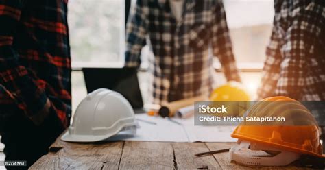 함께 일하는 엔지니어 팀은 현대 도시의 건설 현장에서 작업자 헬멧 안전모를 착용합니다 아시아 산업 전문 팀 3 명에 대한 스톡