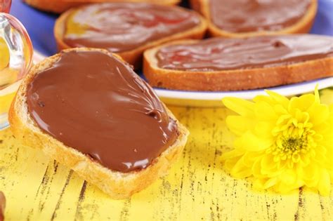 Premium Photo Bread With Sweet Chocolate Hazelnut Spread On Plate On Table
