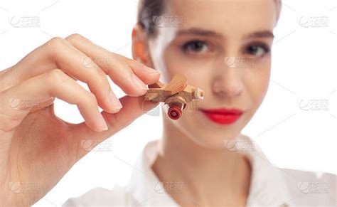 女性抱着小玩具飞机，旅行概念