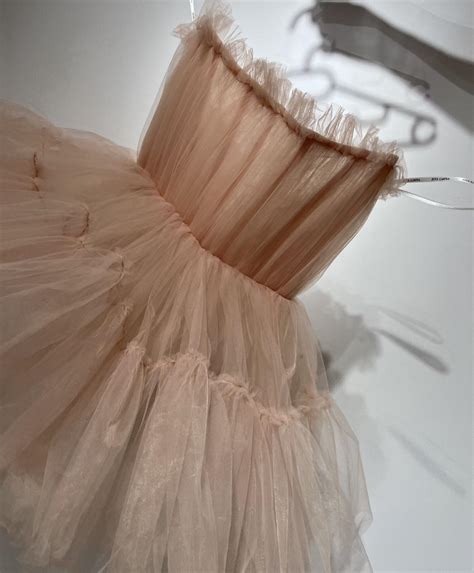 Rita Lakna Me Fustanet Dhe Dizajnet Unike Bën Të Dukeni Të Veçantë Në Ditë Të Veçanta