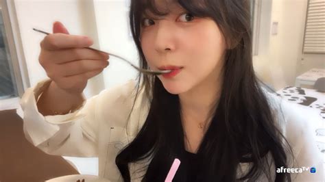 방구석 찐따가 혼자 밥먹는 법 Youtube