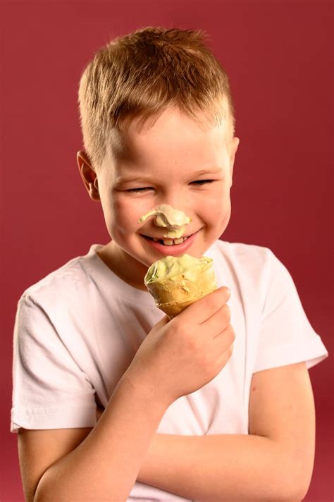 Fotos De Menino Feliz Comendo Mousse Desenho Baixe Fotos Grátis De