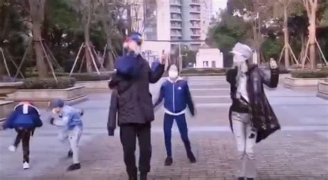 保剑锋和马伊琍一家跳广场舞 两家人跳得如痴如醉 青岛新闻网