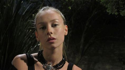 Ester Expósito Enseña Su Cuerpo Esbelto Y Se Lleva Las Miradas De Todos Mdz Online