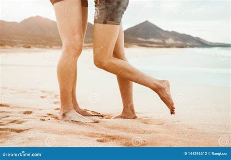 Giovani Coppie Che Baciano Sulla Spiaggia Fotografia Stock Immagine