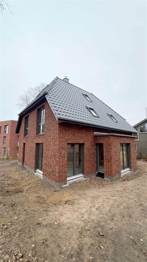 Zwei Massiv Gebaute Einfamilienhäuser Mit Krüppelwalmdach Spielhagen Wohnungsbau Und