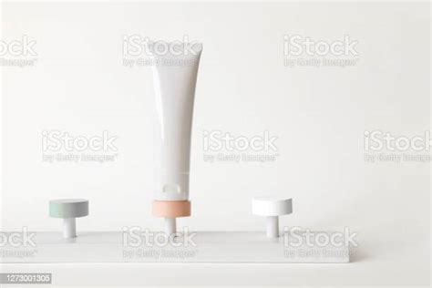 모형 화장품 튜브는 흰색 배경 전면 보기에 받침대에 서있습니다 스킨 케어 컨셉 모이스처라이저와 빈 공간을 갖춘 연단 가꿔주기에 대한 스톡 사진 및 기타 이미지 Istock