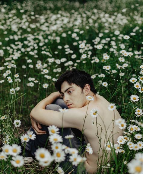 Moody Photoshoot At A Flower Daisy Field Photography Gwendolynchoo On