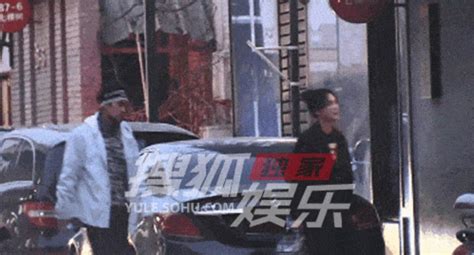 袁弘夫婦出遊被拍，張歆藝紅唇黑衣好霸氣，袁弘頭髮卻亂似雞窩？