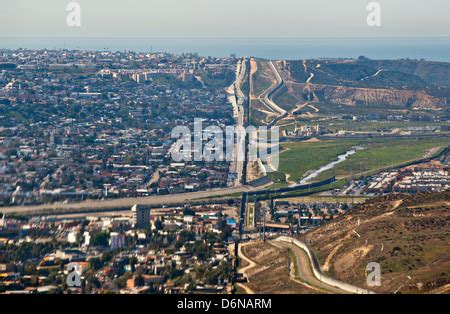 Vue Aérienne De La Frontière Qui Sépare Tijuana Et San Diego 17
