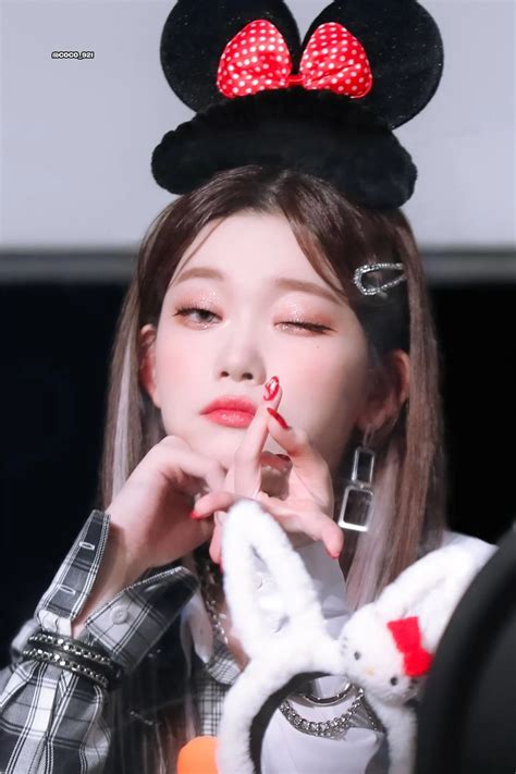 Theqoo The Gyaru Peace Pose Thats Becoming Popular Among Idols Nowadays