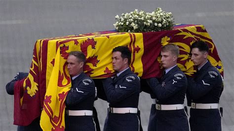 Der Sarg Von Queen Elizabeth Ist Nun In England Angekommen