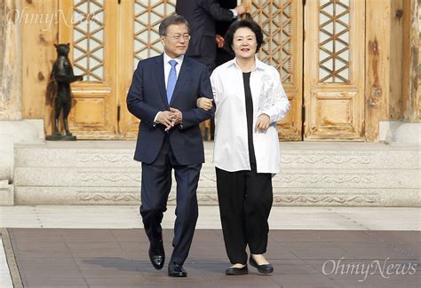 포토 김정숙 여사와 마루 문재인 대통령 배웅