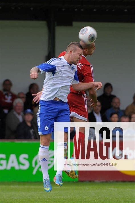 Kopfballduell Zwischen Jan Löhmannsröben Nordhausen Links Und Velimir Jovanovic Neustrelitz