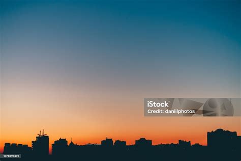 와 멋진 수조의 생생한 새벽 풍경입니다 도시 건물의 어두운 실루엣 위에 주황색 밝은 빛으로 놀라운 푸른 하늘 따뜻한 일출의 대기 배경입니다 공간에 복사 합니다 0명에 대한