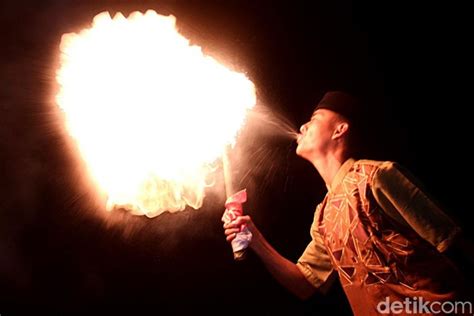 Atraksi Sembur Api Ramaikan Malam Tahun Baru Islam Di Bandung