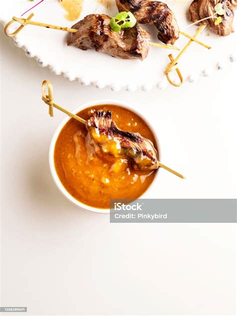 그릴 스테이크 땅콩 소스 사테이 꼬치 구운 고기 쇠고기 사테이 소스 꼬챙이에 대한 스톡 사진 및 기타 이미지 꼬챙이 소고기 소테 야키토리 Istock