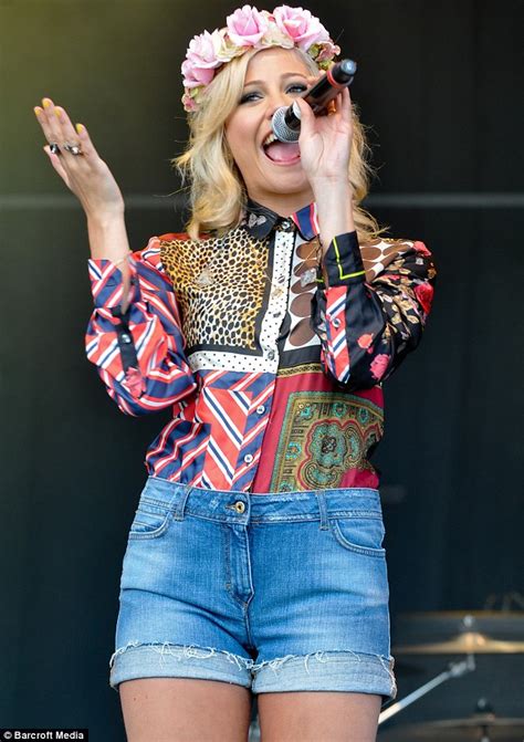 Pixie Lott Shows Off Her Bikini Body While Wearing Boxing Gloves With Towies Tom Pearce Daily