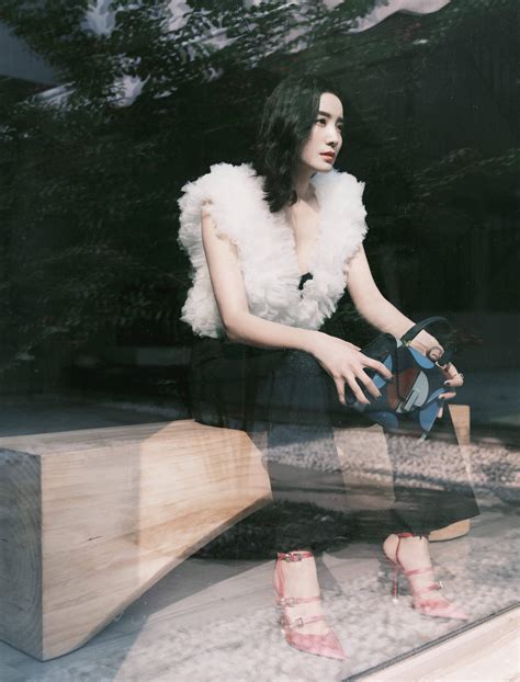 宋佳最新写真曝光 诠释冷调温柔的独特神秘感 搜狐大视野 搜狐新闻