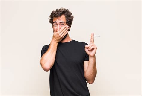 Jonge Bebaarde Man Die Een Sigaret Rookt Premium Foto