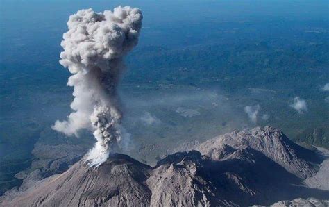 Russian Volcano Ebeko Ejects Ash Cloud 1500 Meters High Prensa Latina