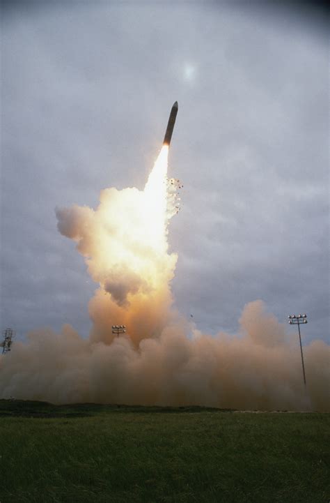 واشنطن تجري تجربة إطلاق للصاروخ الباليستي العابر للقارات مينتمان فيديو Rt Arabic