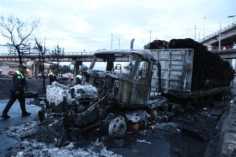 Escenas De Caos Y Vehículos Calcinados Explosión De Camión Cisterna En