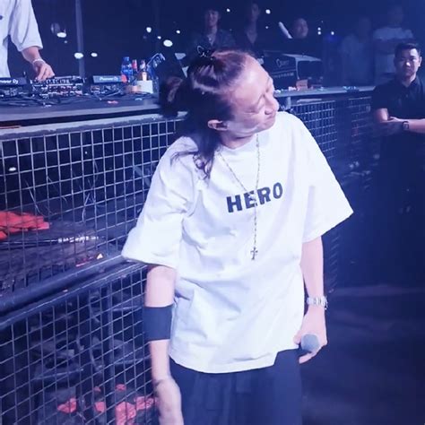 48岁港星梁焯满商演太豪放！扎马尾穿马裙跳热舞，出场费才几万块