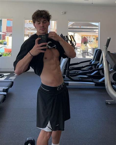 Alexis Superfans Shirtless Male Celebs Noah Beck Shirtless Iphis Pic