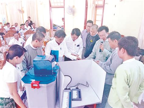 တောင်ငူခရိုင်ရှိ မဲဆန္ဒရှင်ပြည်သူများ မြန်မာအီလက်ထရောနစ်မဲပေးစက်ဖြင့