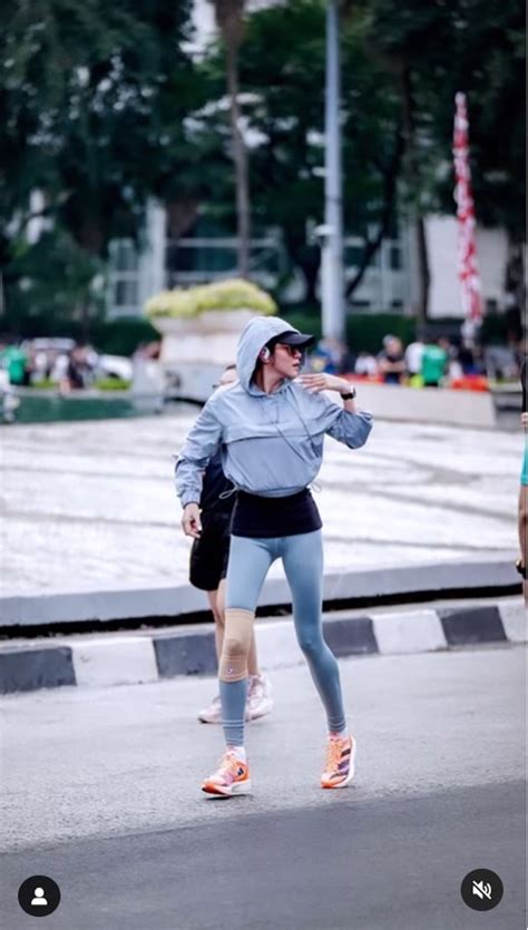 8 Potret Olla Ramlan Yang Cuek Meski Pakaiannya Disebut Terlalu Ketat Perlihatkan Area Leher