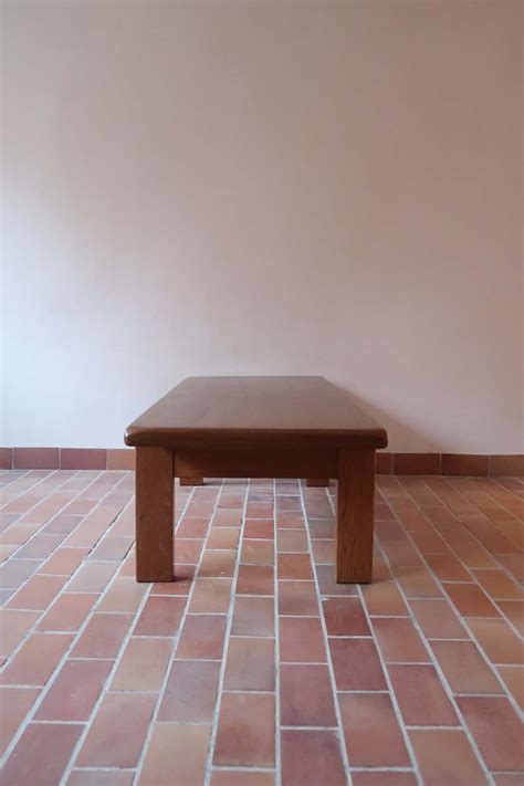 Grande Table Basse Massive Escamotable Aux Objets Trouvés