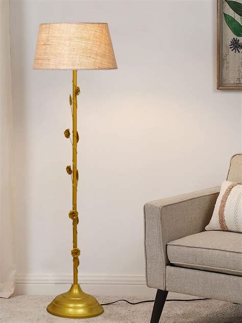 लिविंग रूम की सुंदरता में चार चांद लगाएंगे ये Floor Lamps देखें विकल्प