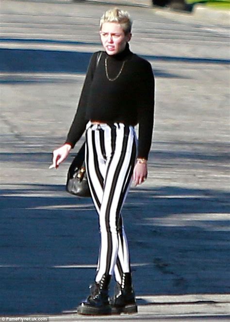 Mydiscountcigarettes Miley Cyrus Seen Smoking On New Year Eve