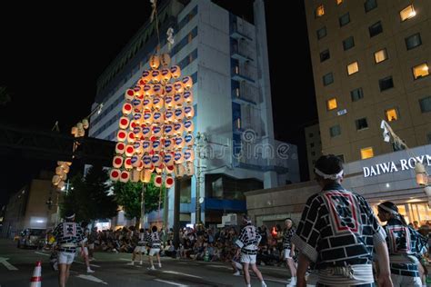 Executores Do Kanto Balanceando Postes De Lanterna Altos No Festival De Kanto Foto Editorial