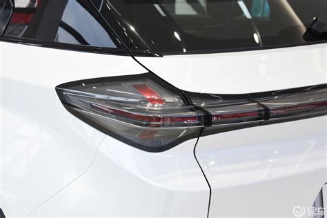 【哪吒x501km 500 Lite尾灯侧45度俯拍图片 汽车图片大全】 易车