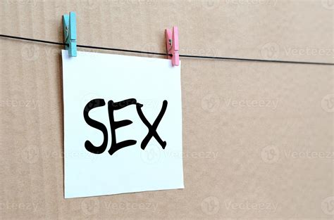 Sexo Nota Est Escrita Em Um Adesivo Branco Pendurado Com Um Prendedor De Roupa Em Uma Corda Em