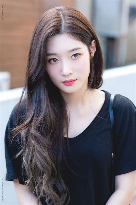 10 Female Idols Who Are Well Known For Their Light Pale Skin