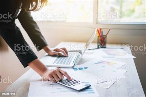 닫고 앉아 비즈니스 여자의 분석 통계 문서 직장 사무실에 대 한 계산기와 노트북 사용 건축에 대한 스톡 사진 및 기타 이미지 건축 경영자 경제 Istock