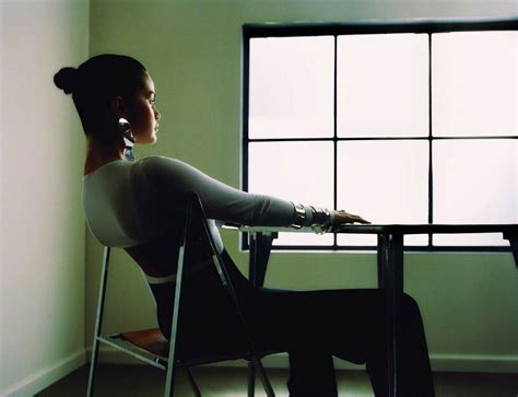 赛琳娜头发高盘利落霸气 穿白裙侧卧妩媚妖娆 搜狐大视野 搜狐新闻