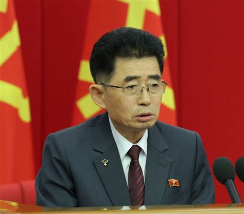 북한에 왜 ‘김정은 얼굴 배지가 등장했을까 Mlbpark