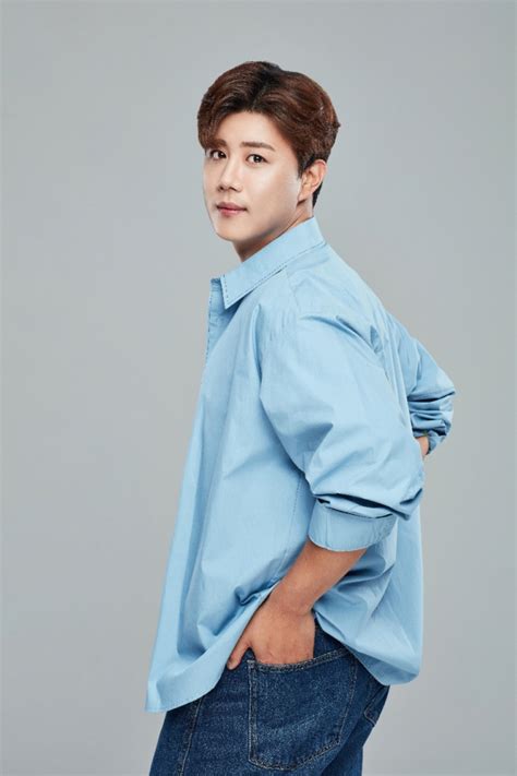 진해성 팬클럽 홀트아동복지회에 기부금 전달 서울경제